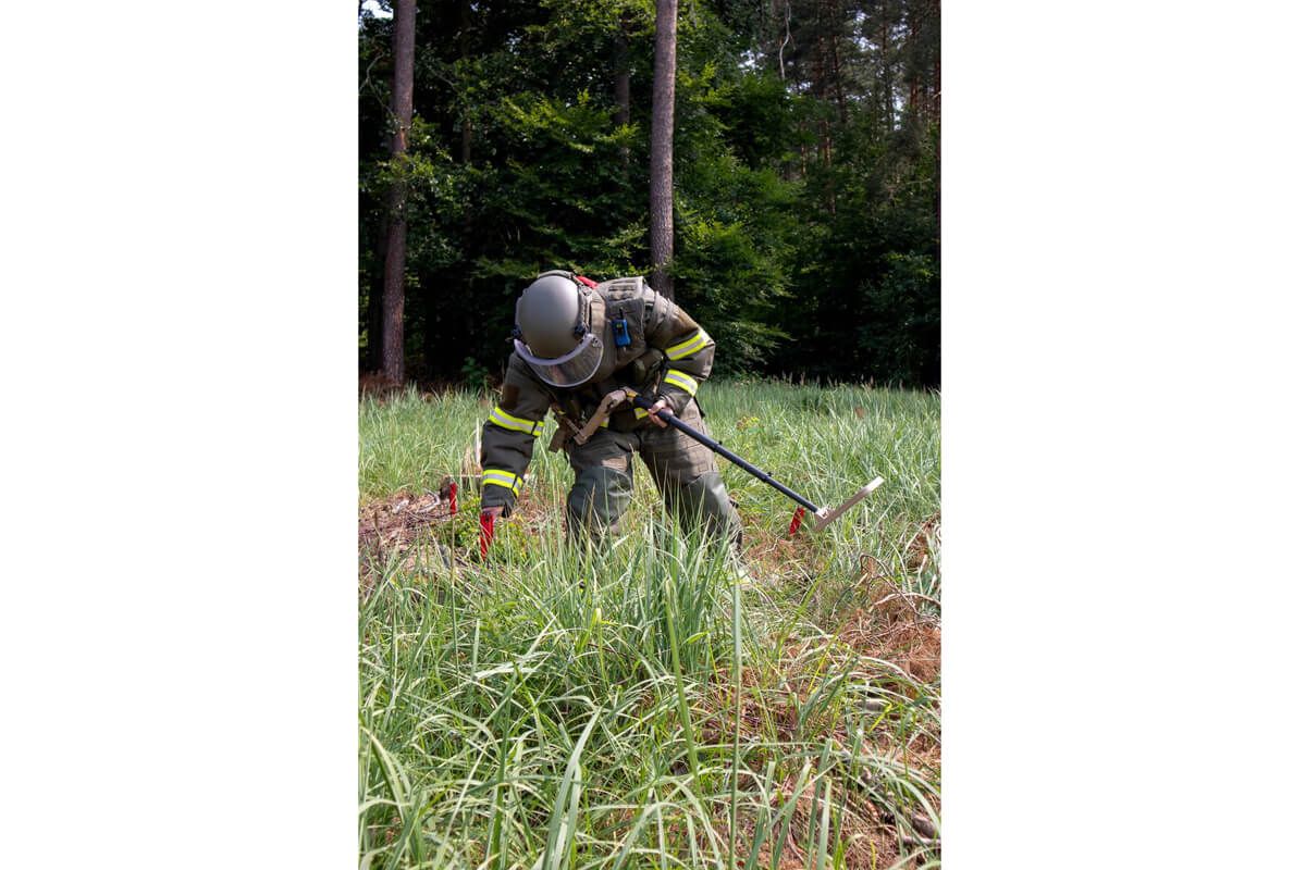 LIGHT FRAGMENTATION-RESISTANT AND SLOW-BURNING SUIT