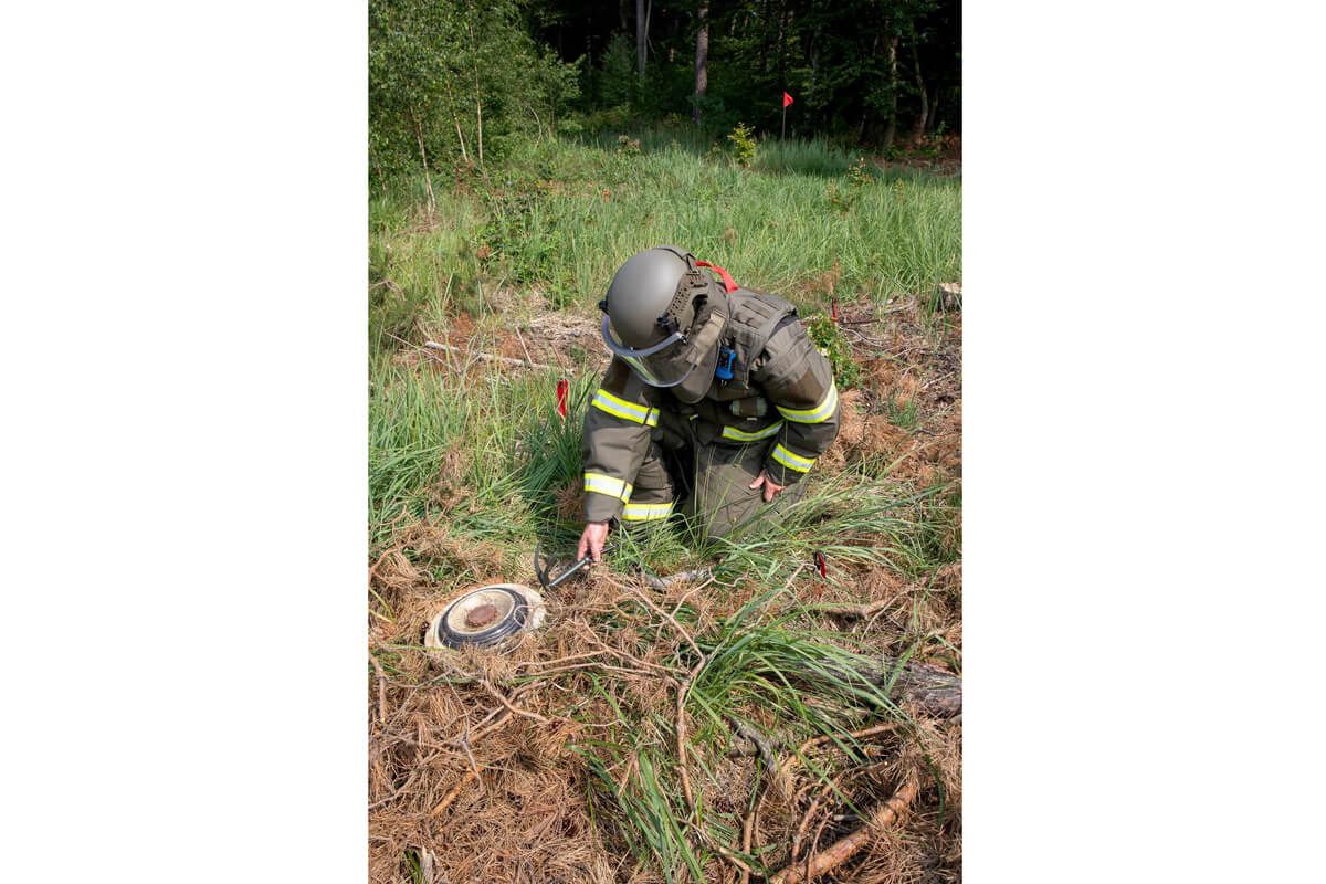 LIGHT FRAGMENTATION-RESISTANT AND SLOW-BURNING SUIT