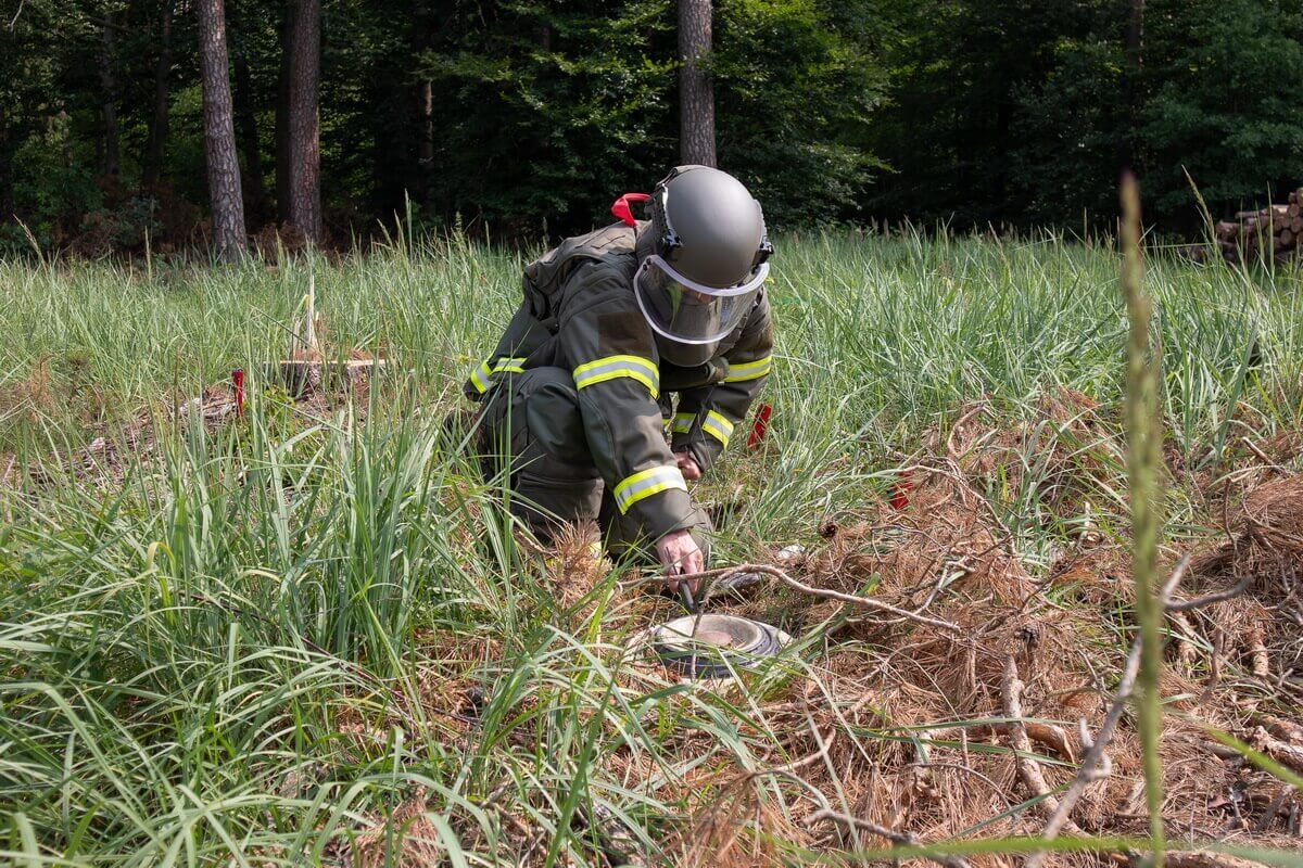 LIGHT FRAGMENTATION-RESISTANT AND SLOW-BURNING SUIT