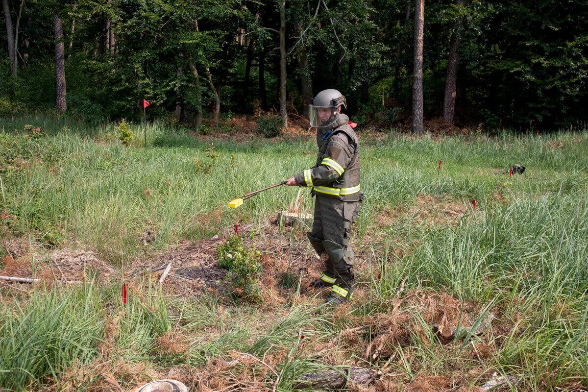 LIGHT FRAGMENTATION-RESISTANT AND SLOW-BURNING SUIT