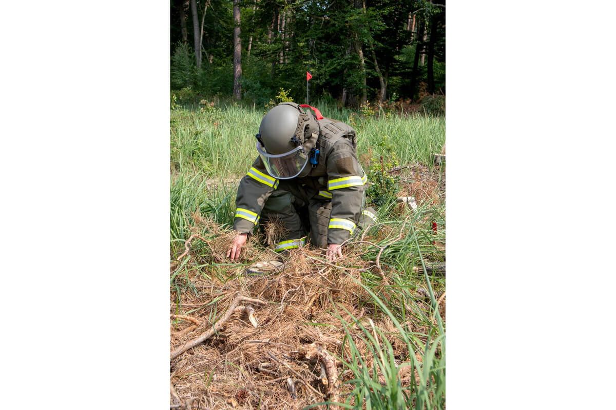 LIGHT FRAGMENTATION-RESISTANT AND SLOW-BURNING SUIT