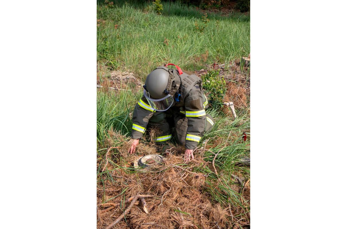 LIGHT FRAGMENTATION-RESISTANT AND SLOW-BURNING SUIT