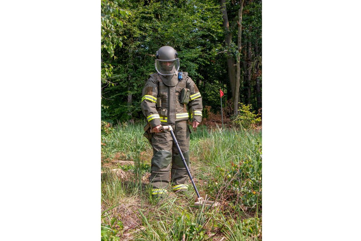 LIGHT FRAGMENTATION-RESISTANT AND SLOW-BURNING SUIT