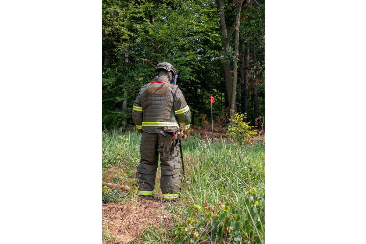 LIGHT FRAGMENTATION-RESISTANT AND SLOW-BURNING SUIT