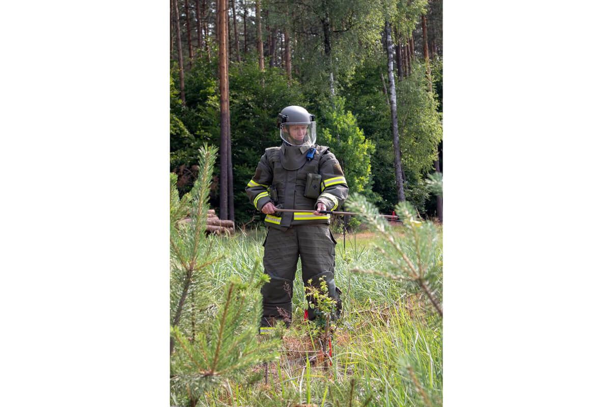 LIGHT FRAGMENTATION-RESISTANT AND SLOW-BURNING SUIT