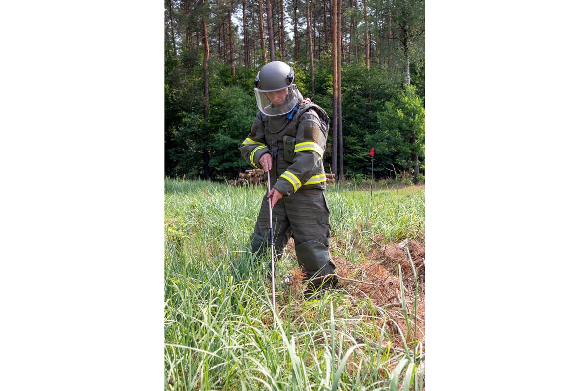 LIGHT FRAGMENTATION-RESISTANT AND SLOW-BURNING SUIT