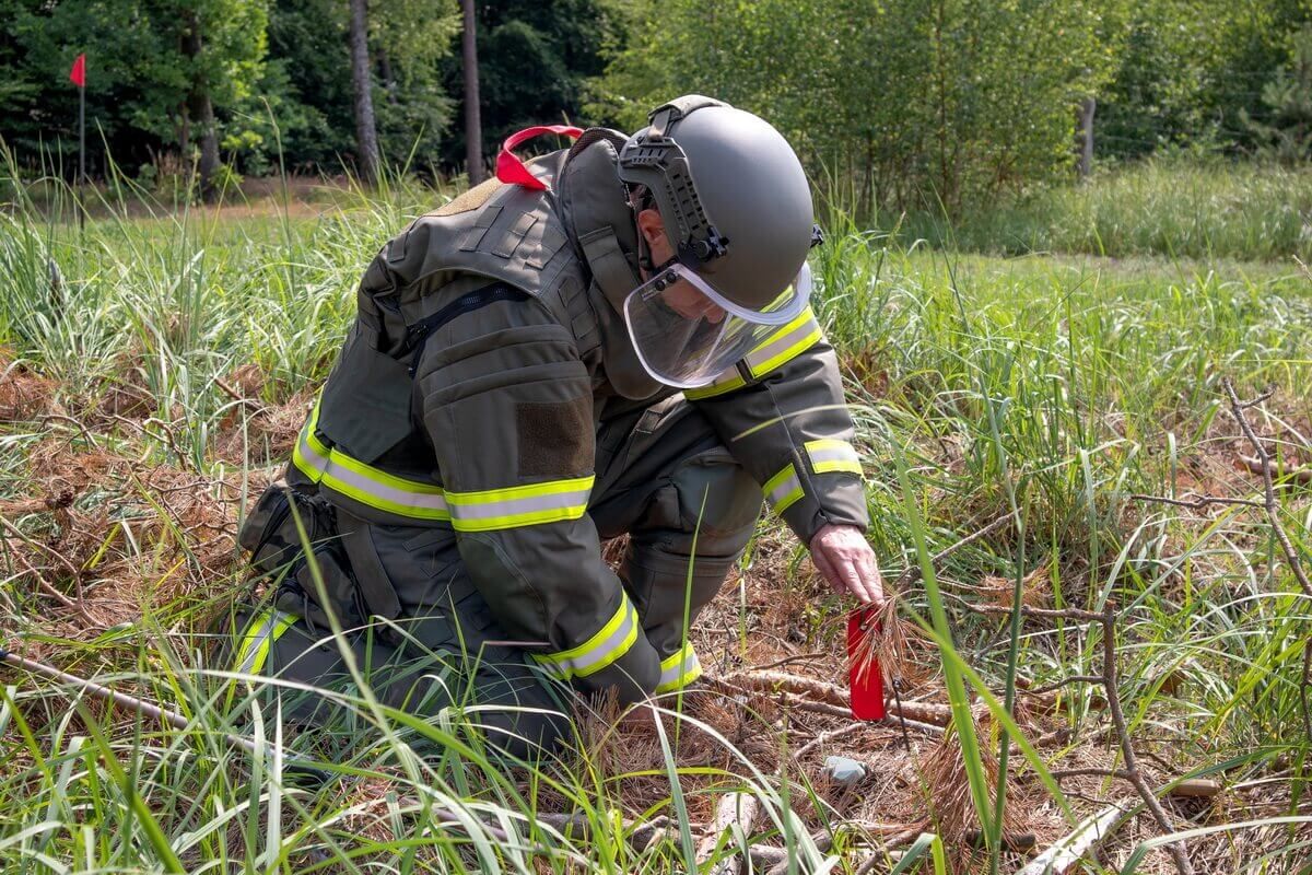 LIGHT FRAGMENTATION-RESISTANT AND SLOW-BURNING SUIT